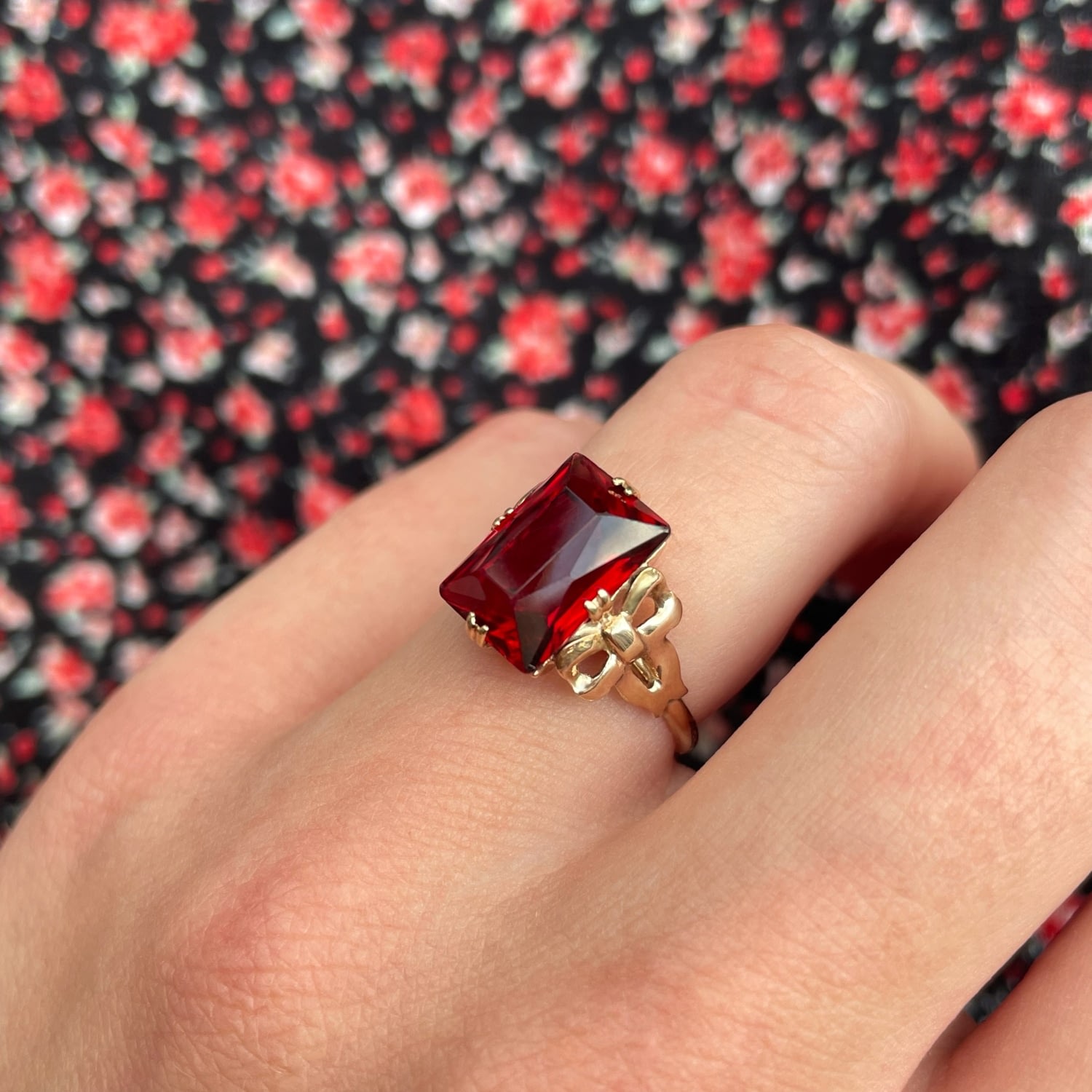 Vintage gouden ring - "The Gift" Rode steen met strikjes - Sieradenmeisje